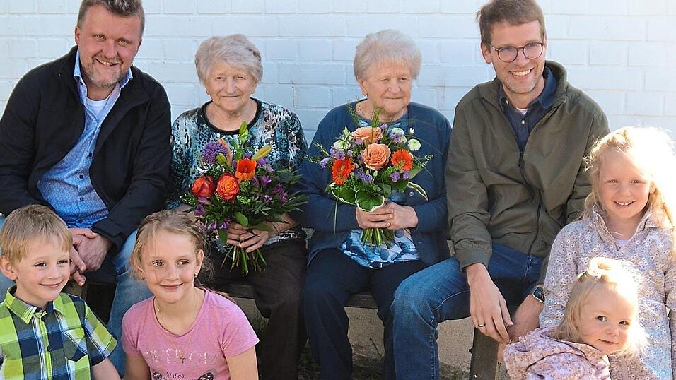 Zwillinge Maria Bartl und Martha Loritz feiern in Warzenried 95. Geburtstag