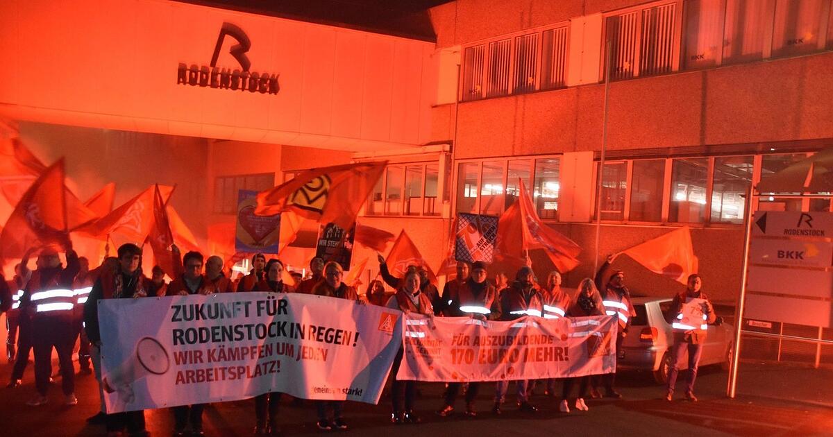 Rund 100 Teilnehmer bei '0-Uhr-Aktion' bei Rodenstock in Regen