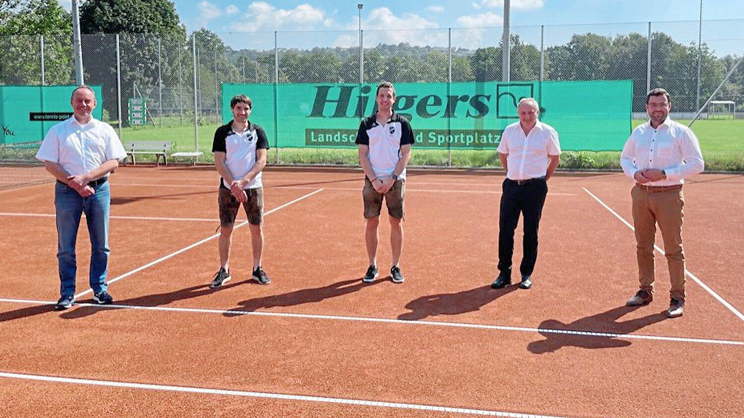 Pater Martin segnete die sanierten Tennisplätze