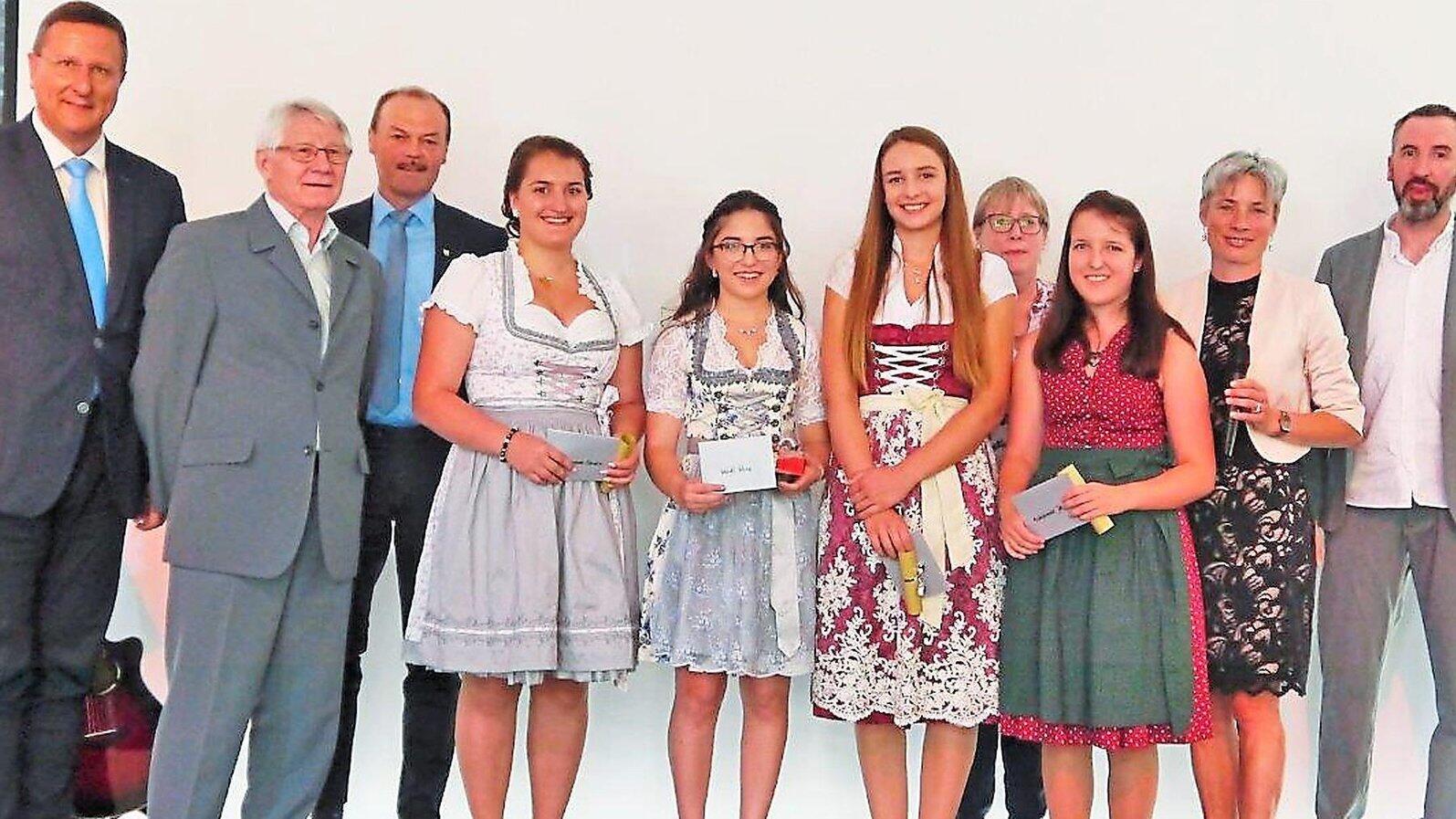54 Mittelschüler erhielten ihre Abschlusszeugnisse