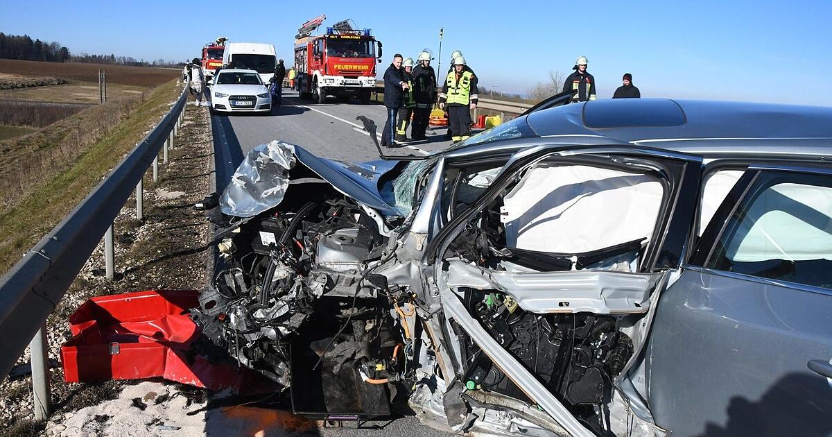 Zwei Schwerverletzte bei Unfall auf der B15 bei Hagelstadt