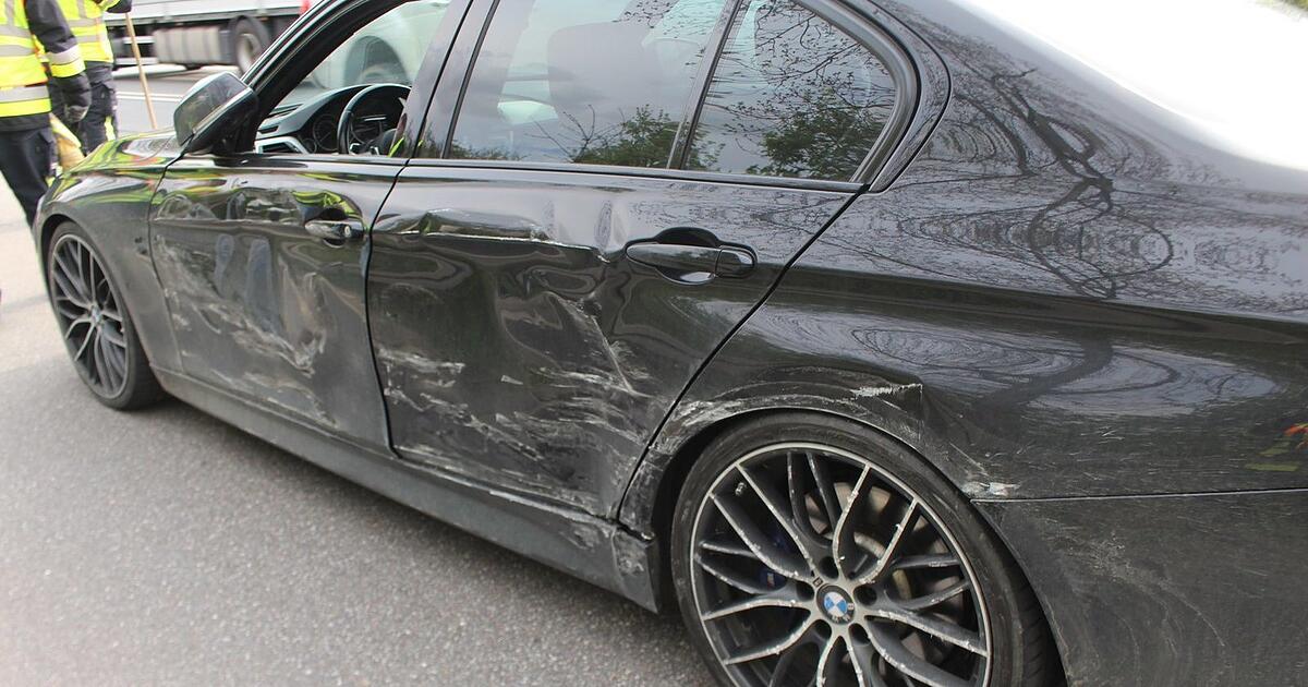 Lastwagen und Auto schrammen auf B20 ineinander