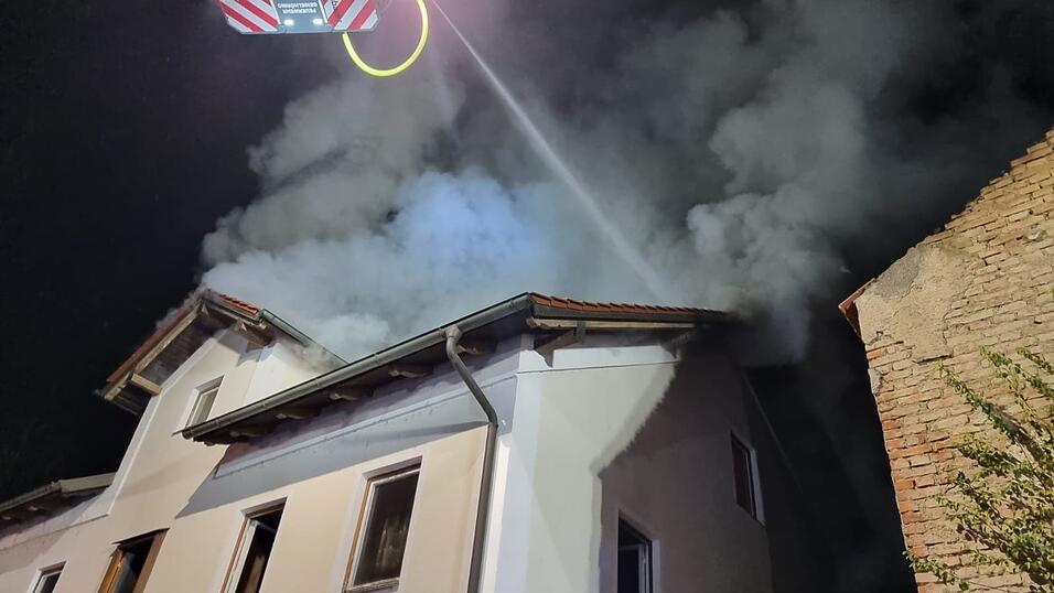 Feuerwehrleute löschen bis in den Morgen hinein