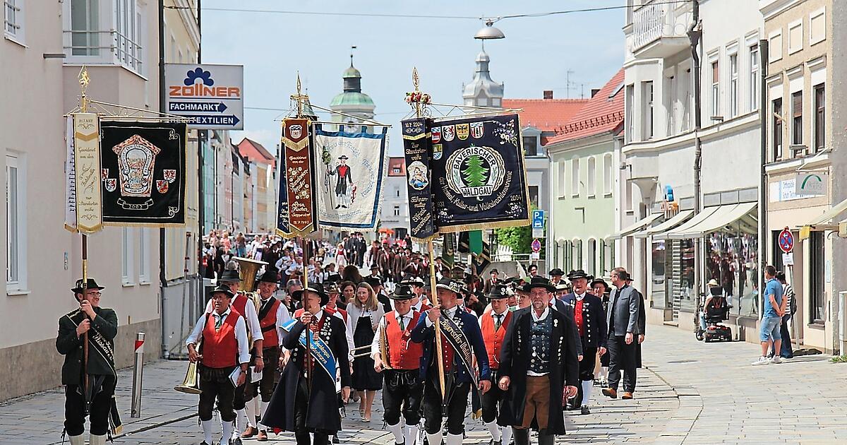 Viertes Niederbayerisches Trachtentreffen in Vilsbiburg gefeiert