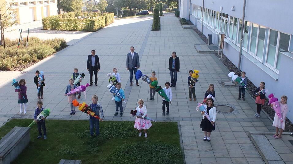 17 Mädchen und Buben gehen jetzt zur Schule