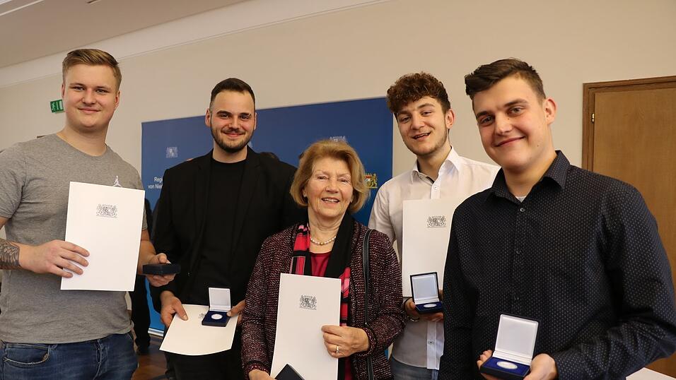 Acht Lebensretter von der Regierung geehrt