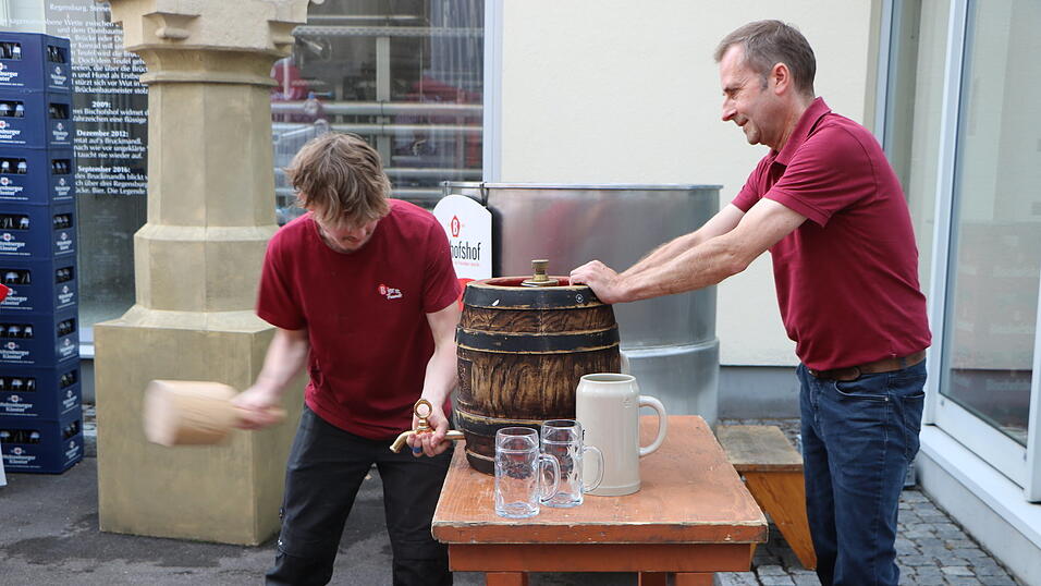 Jonas Marx wird bei Bischofshof in Regensburg mit Bier getauft