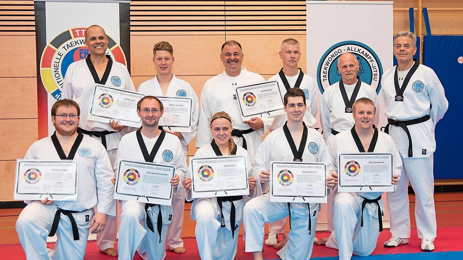 Zwei Eichendorfer tragen nun den Schwarzen Gürtel