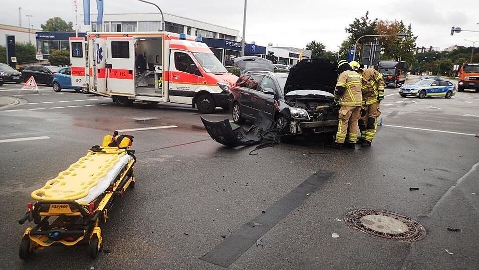 Frau (62) nach Unfall in ihrem Auto eingeklemmt