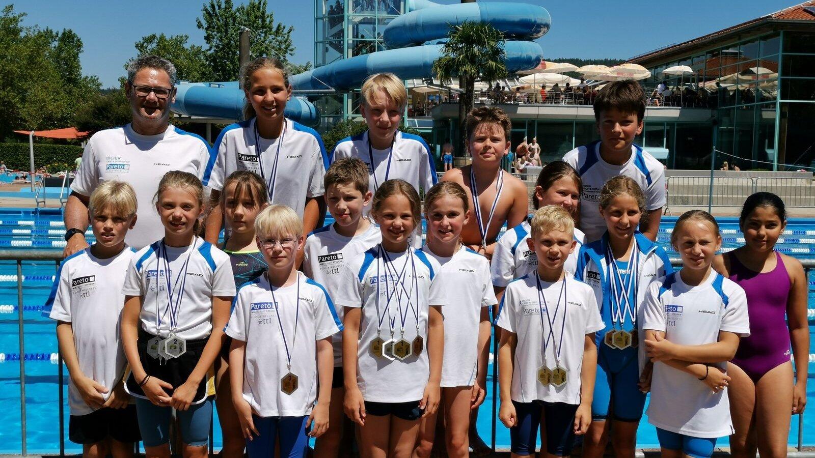 Medaillen, Pokale und Bestzeiten für Straubinger Schwimm-Nachwuchs