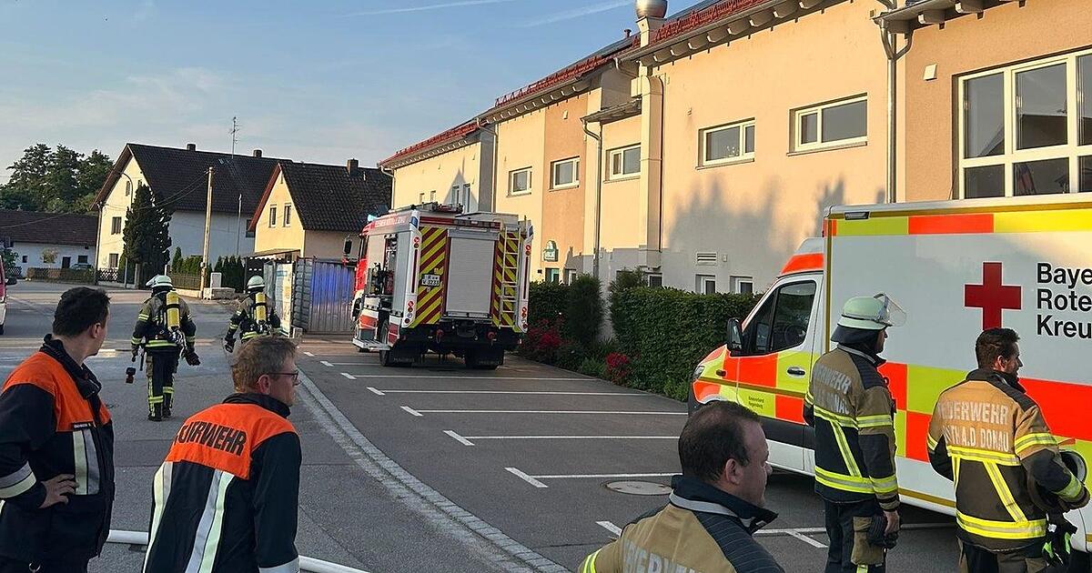 Frau flutet Wohnung in Wörth an der Donau: Funken und Rauch