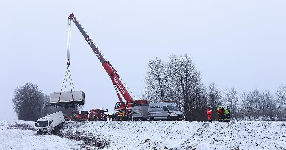Erst schlittern, dann schweben: Laster-Bergung bei Patersdorf