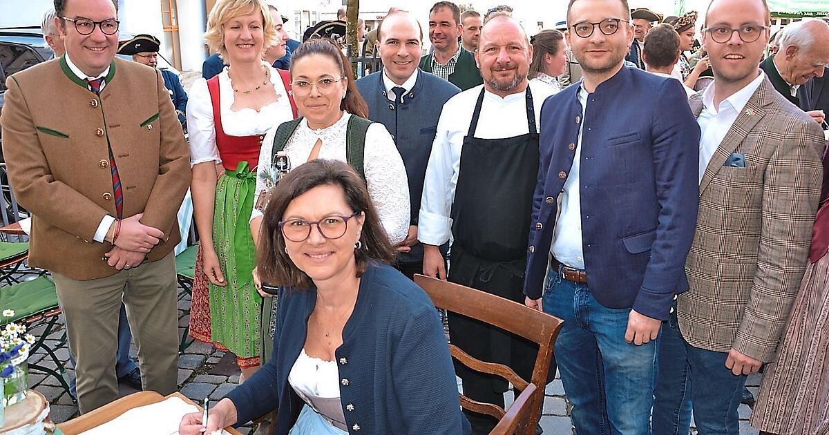 Nora Aunkofer beerbt Anna Holzer als Abensberger Spargelkönigin
