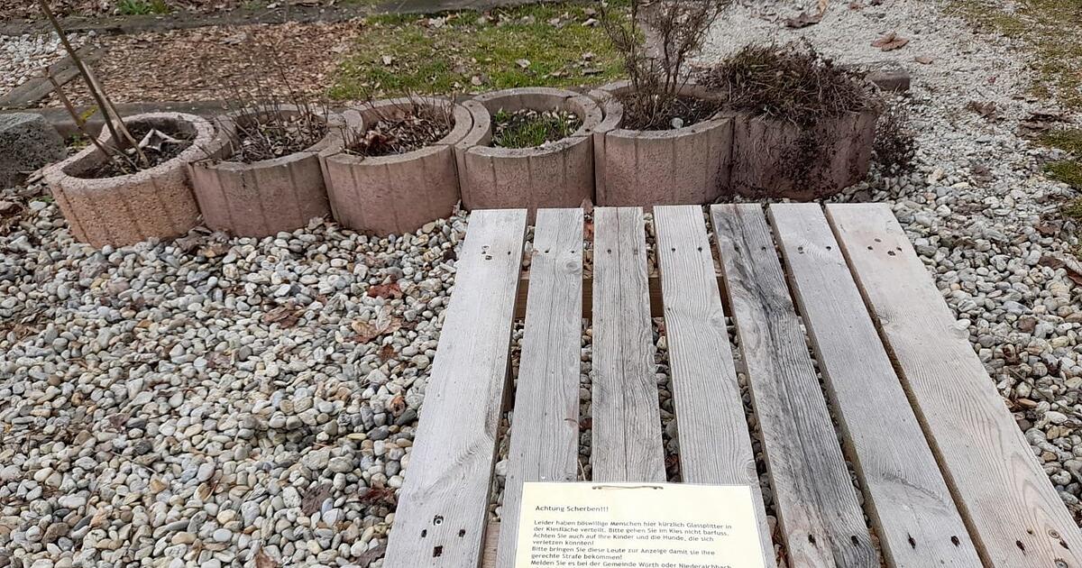 Scherbenmeer beim Barfußpfad in Wörth