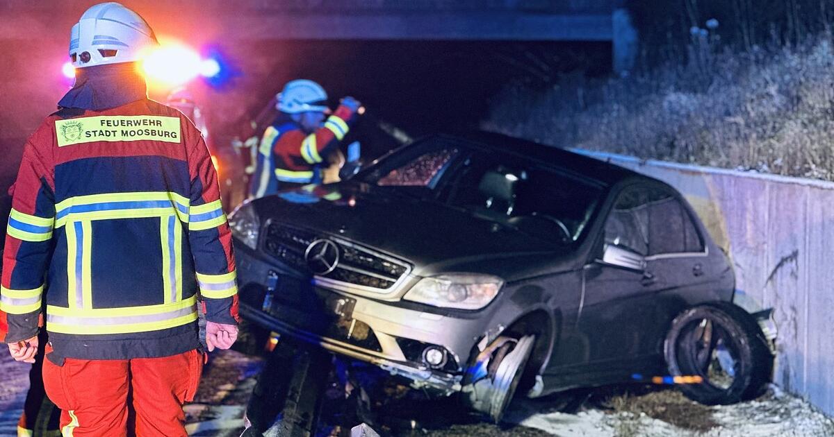 Feuerwehr Moosburg sichert bei Unfall auf der A92
