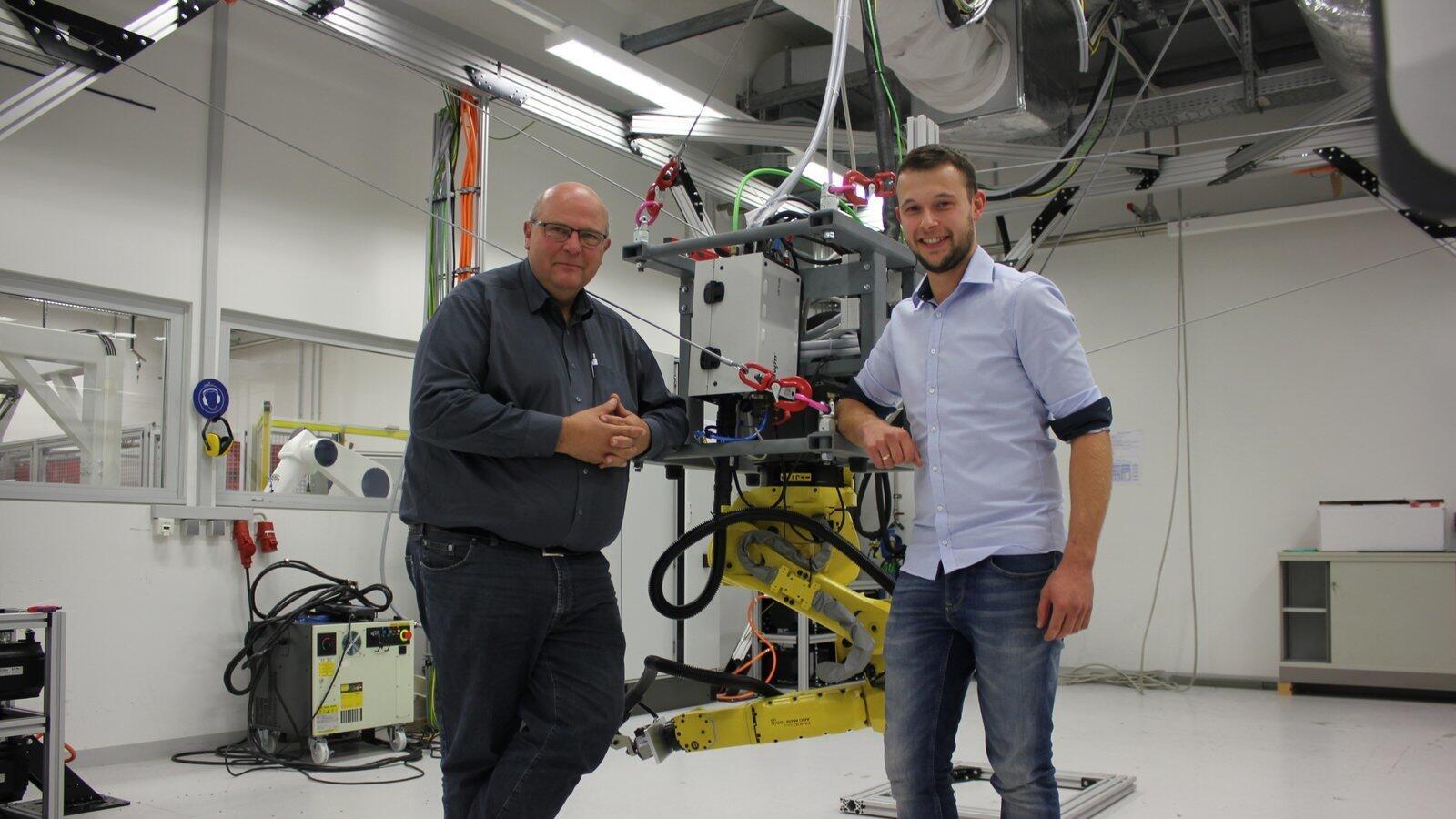Ein Roboter, der in Seilen hängt
