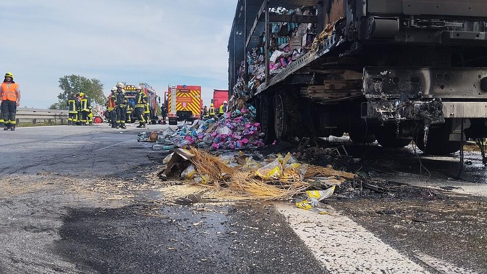 A3 bei Metten nach Reifenplatzer wieder befahrbar