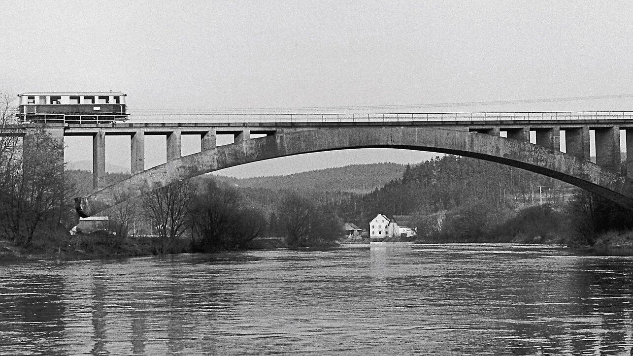 Mit dem Zug von Viechtach nach Cham zur Schule