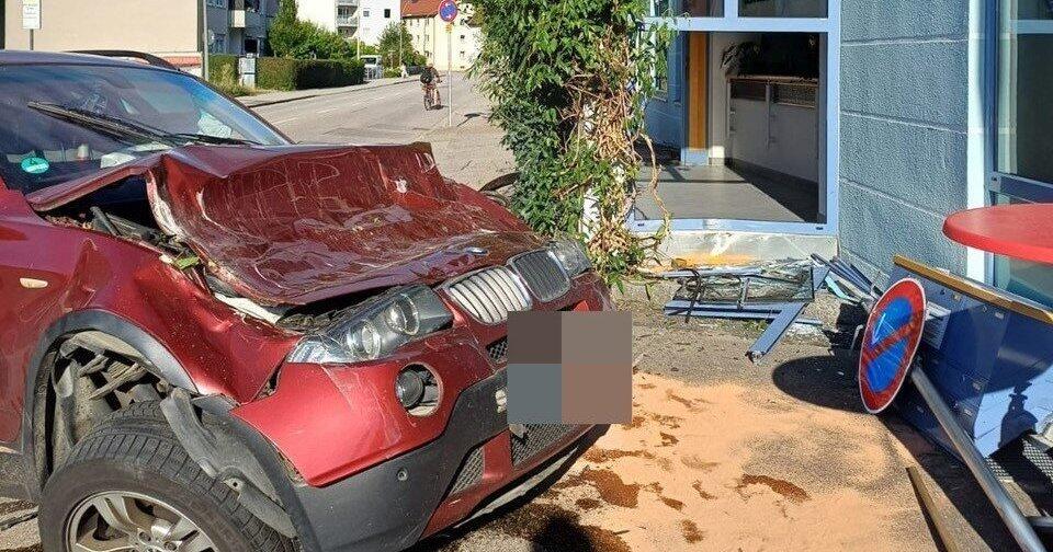 Schwerer Unfall in Landshut: Auto wird in Bäckerei geschleudert