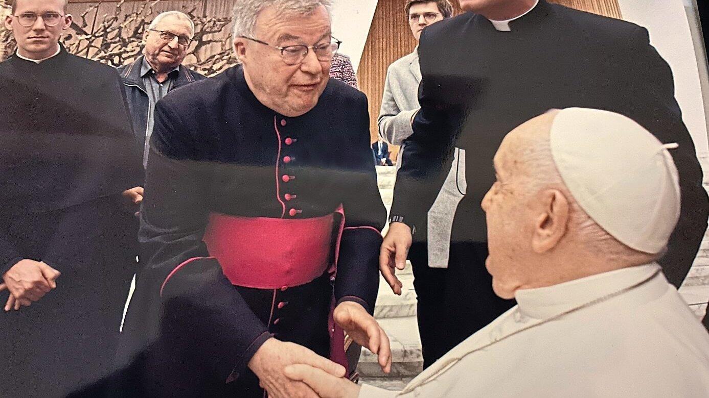 Bayerische Krippenfreunde aus Dingolfing bei Papst Franziskus