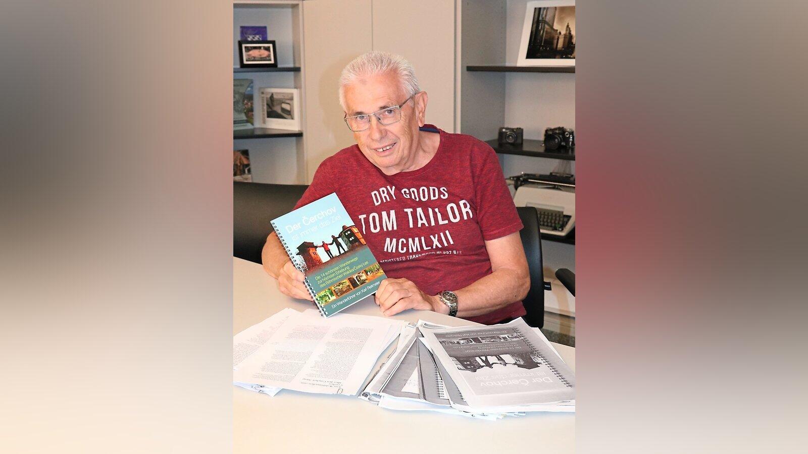 Der Lengauer Karl Reitmeier hat seinen Wanderführer aktualisiert