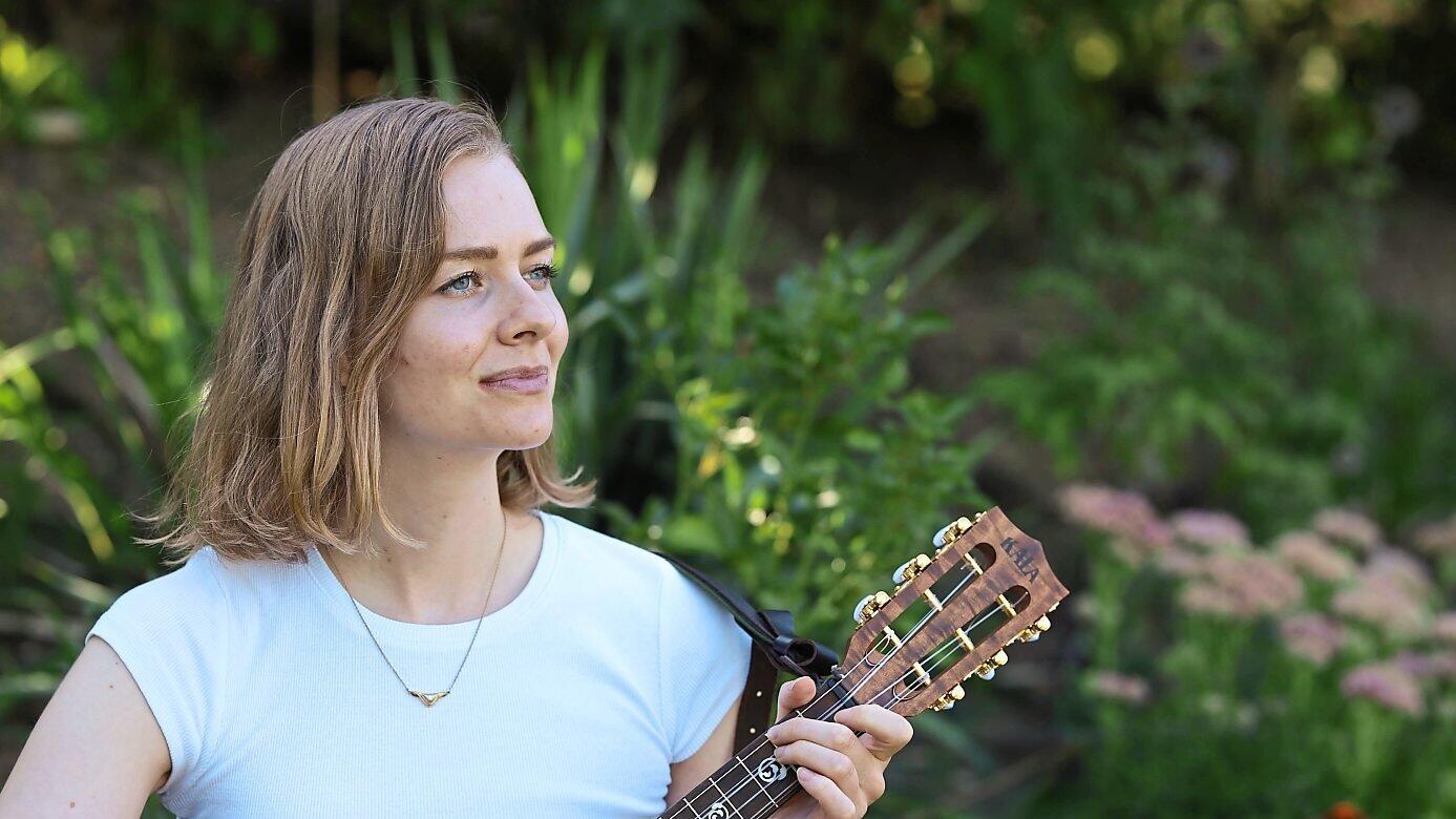 Allround-Künstlerin Sarah Ko textet und komponiert, malt und schreibt