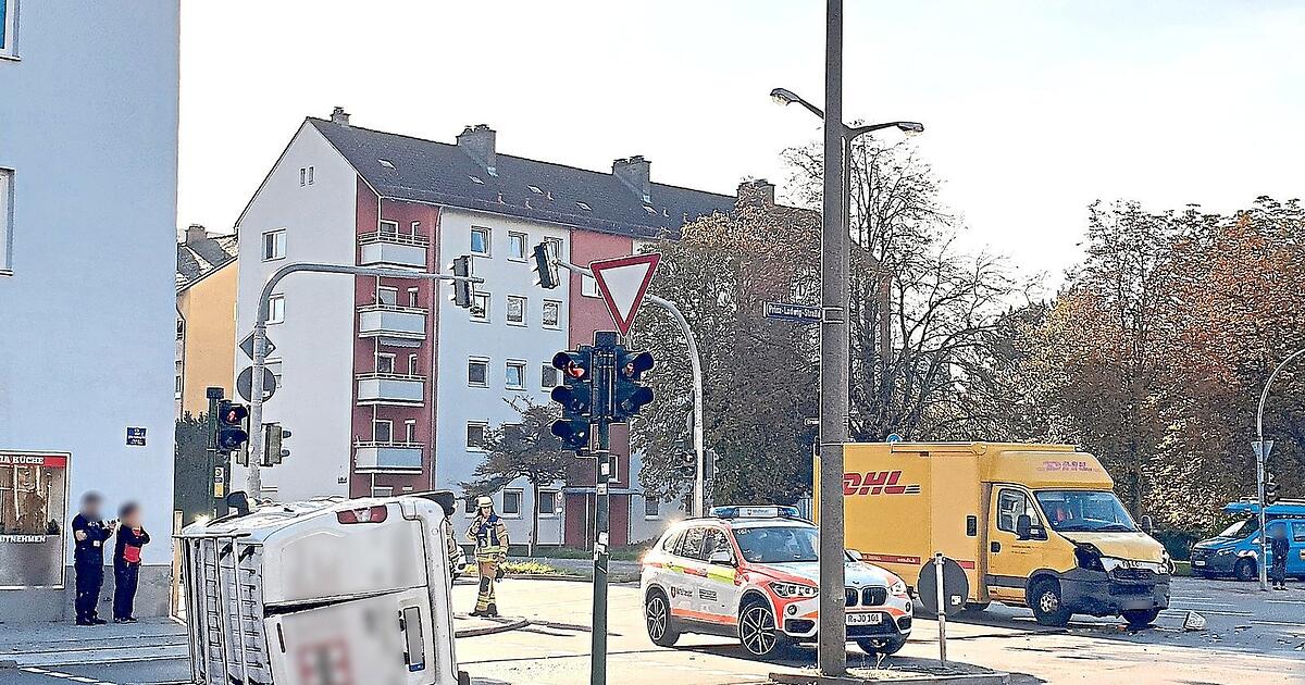 Unfall in Regensburg: Zwei Autos stoßen auf einer Kreuzung zusammen