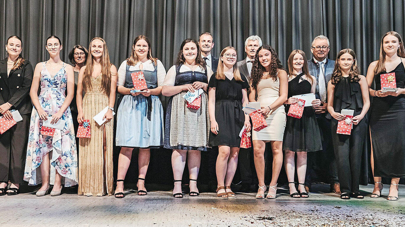 52 Absolventinnen verabschiedet