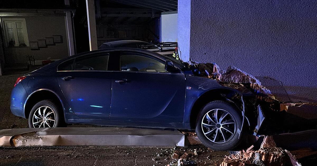 Betrunkener kracht in Plattling auf der Flucht vor der Polizei in Mauer