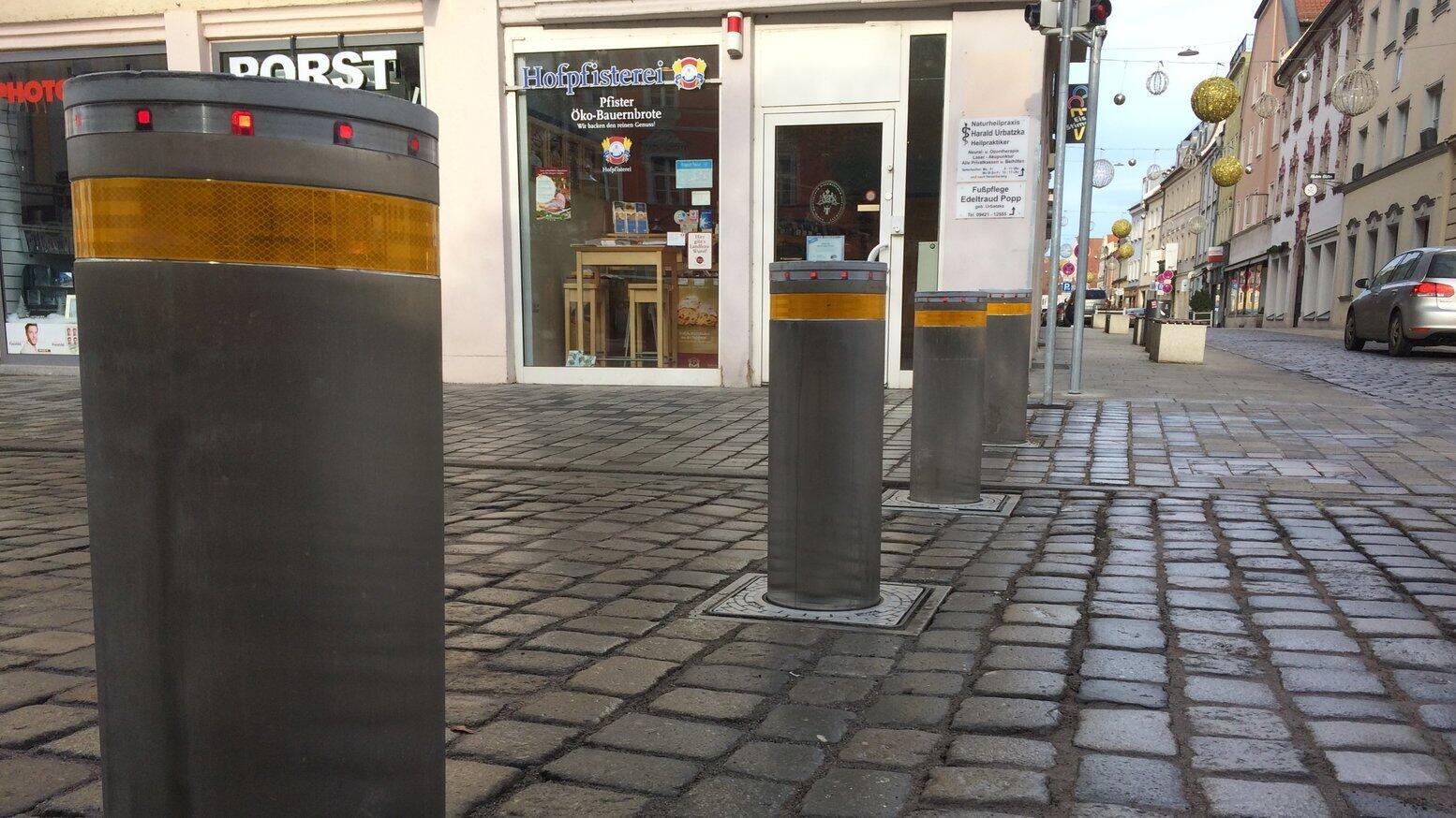 Erneut Poller am Ludwigsplatz von Auto angefahren