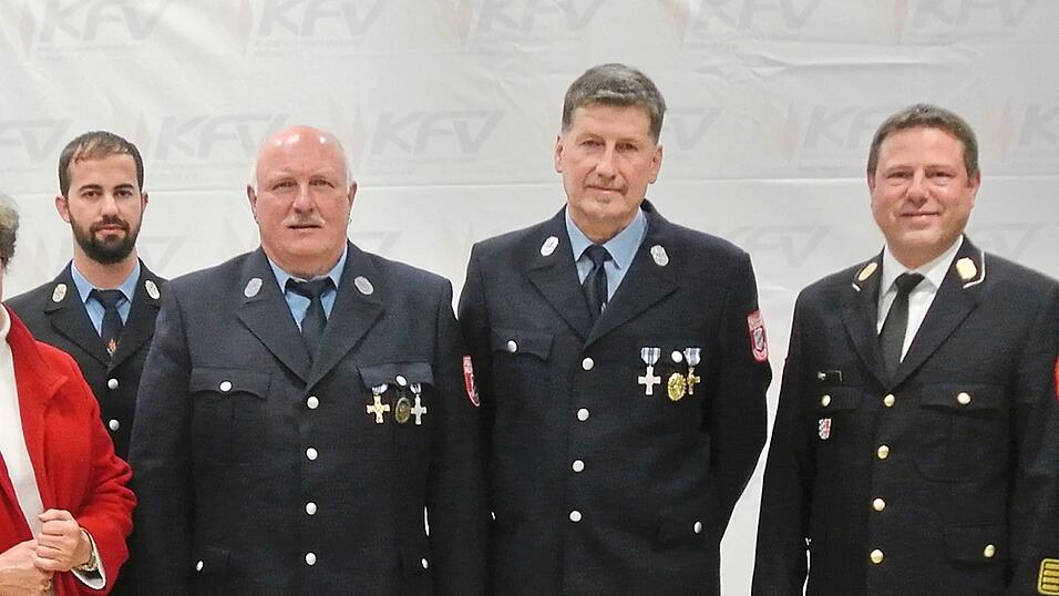 'Tragt das Ehrenzeichen mit Stolz' - Kreisbrandrat und Landrat ehren ...