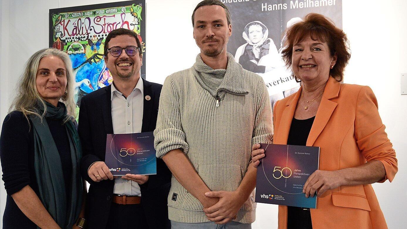 Die VHS Moosburg präsentiert die Festschrift zum 50. Jubiläum