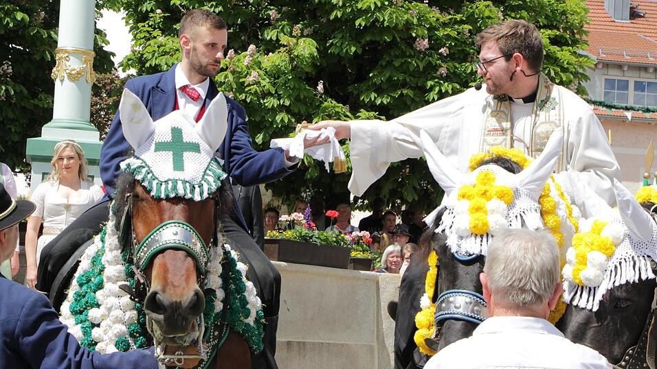 Pfingstbräutigam Andreas Kolbeck erhält das Tugendkränzchen