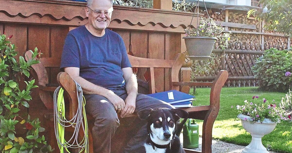 Georg Prantl studiert gerne alte Dokumente