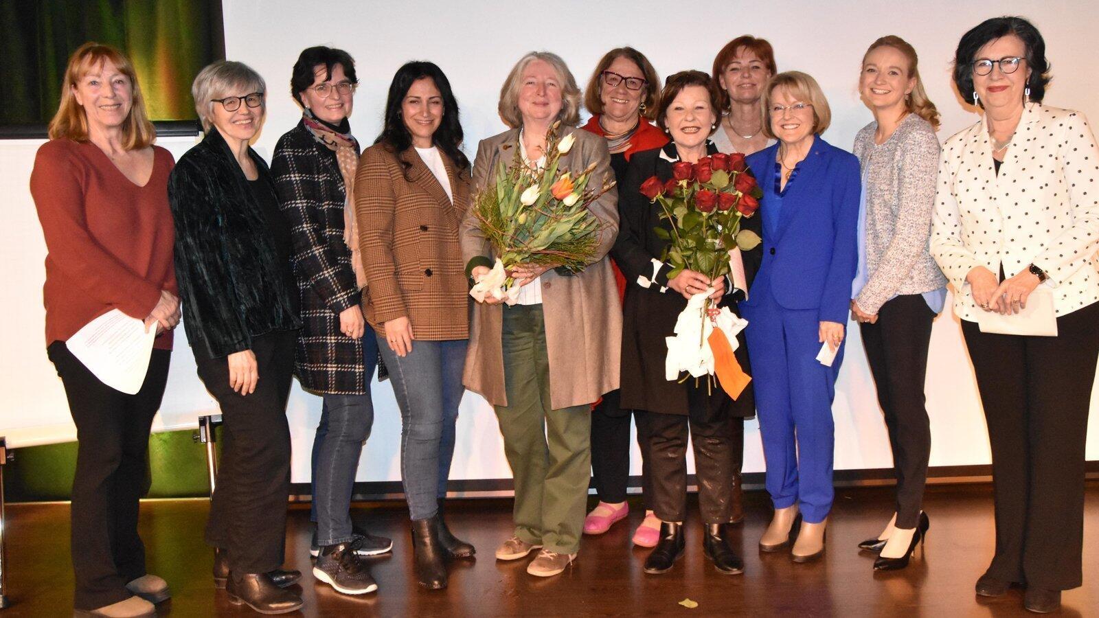 Zum Abschied rote Rosen für Straubings Gleichstellungsbeauftragte