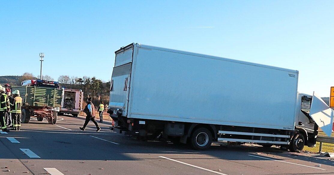 Lkw stößt beim Einbiegen in die B22 mit Traktor zusammen