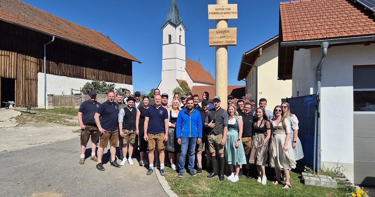Freiwillige in und um Vilsbiburg stellen zahlreiche Maibäume auf