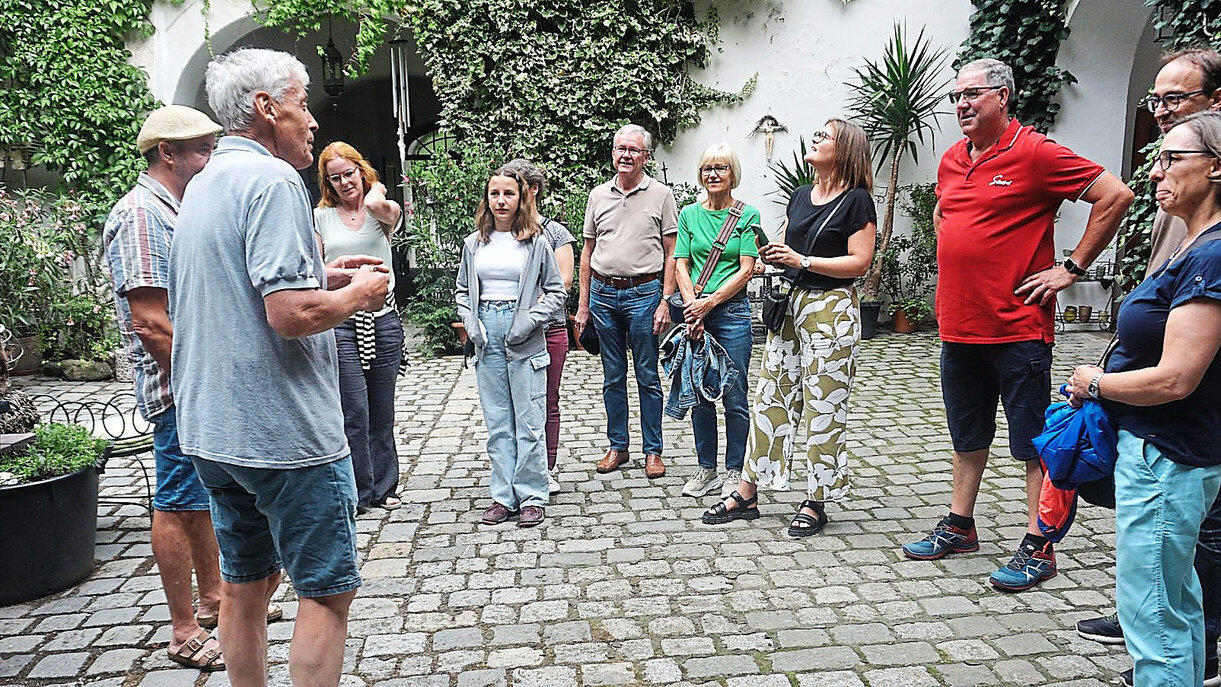 Mainburger Stadtführer auf den Spuren von 'Ratzi'