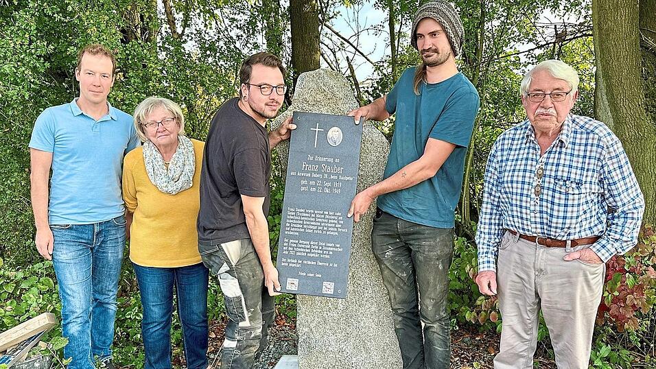 Gedenktafel erinnert an einen vergessenen Mord nahe Furth im Wald