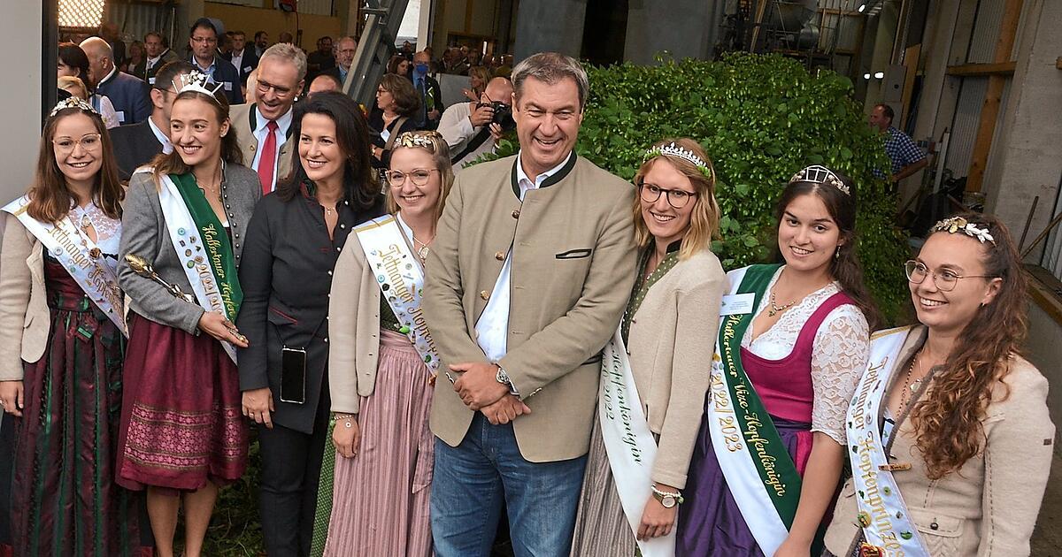 Markus Söder und Michaela Kaniber bei Hopfenrundfahrt