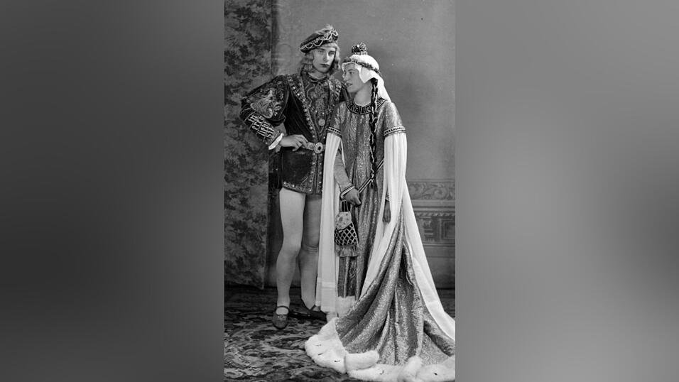 Die Kostüme des Brautpaares im Wandel der Zeit