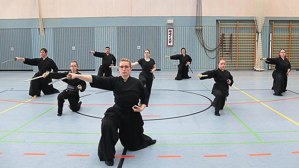 Tiefenbacher lernen beim Iaido die Kunst des Schwertziehens