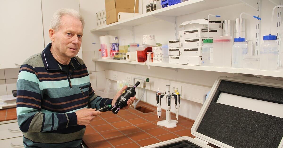 Diplombiologe Robert Huber überwacht Wasser des Landauer Stadtweihers