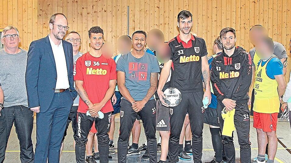 Spieler des SSV Jahn Regensburg zu Gast in der Justizvollzugsanstalt