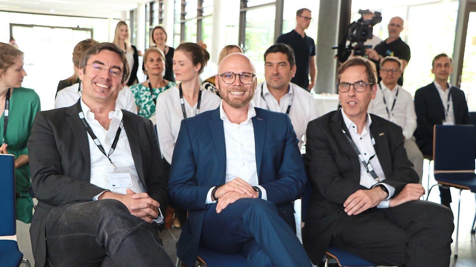 Fabian Mehring stattet OTH Regensburg Besuch ab