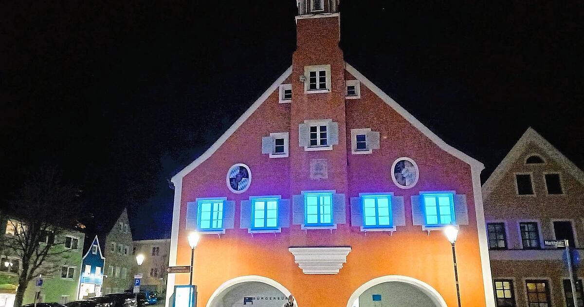 Warum das Rathaus Mainburg in Blau erstrahlt