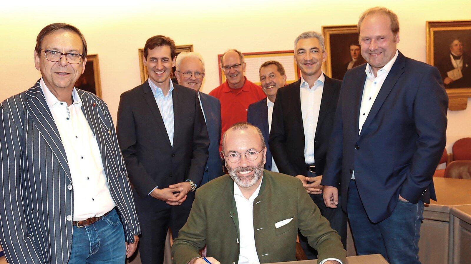 Manfred Weber trägt sich ins Goldene Buch der Stadt Viechtach ein