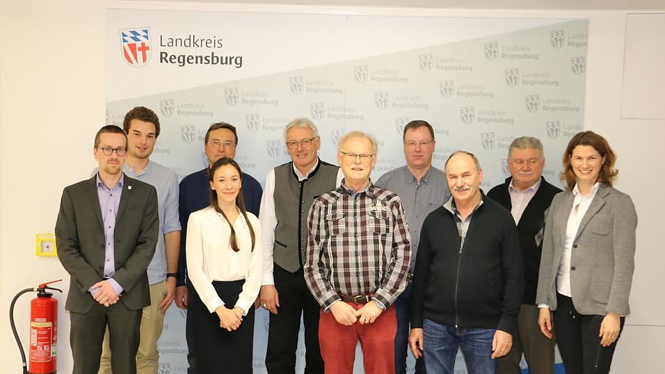 Sieben Männer wachen über Mutter Natur