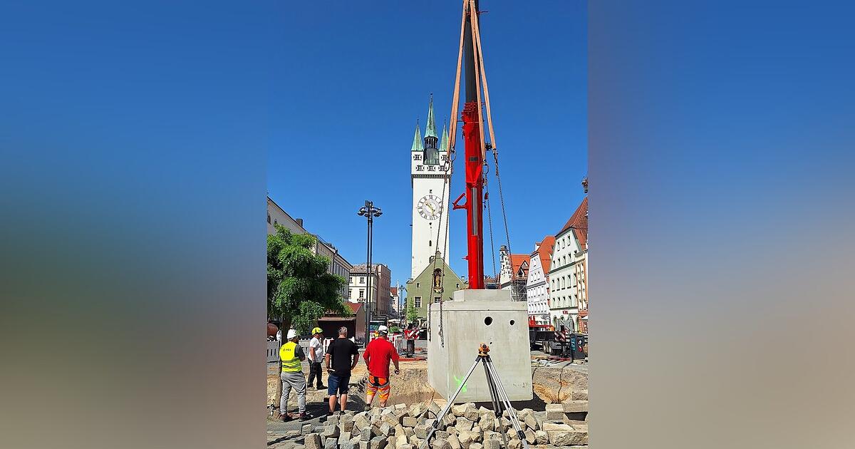 Erster Technikschacht am Straubinger Stadtplatz eingesetzt