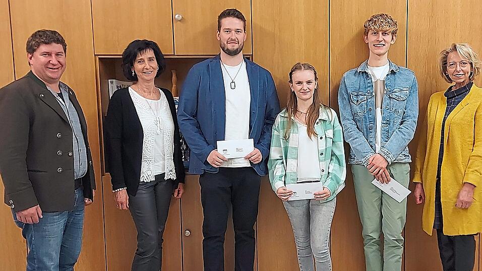 Gemeinde Wurmsham ehrt erfolgreiche Absolventen